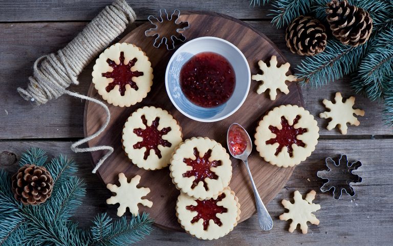 Новогоднее печенье (65 фото) Имбирное печенье. Расписные елки и снежинки