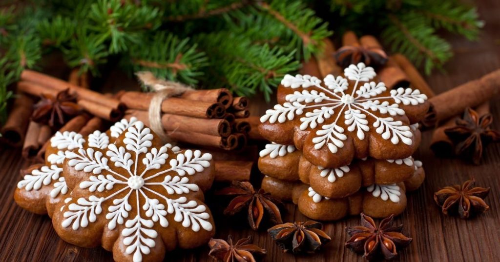 Новогоднее печенье (65 фото) Имбирное печенье. Расписные елки и снежинки