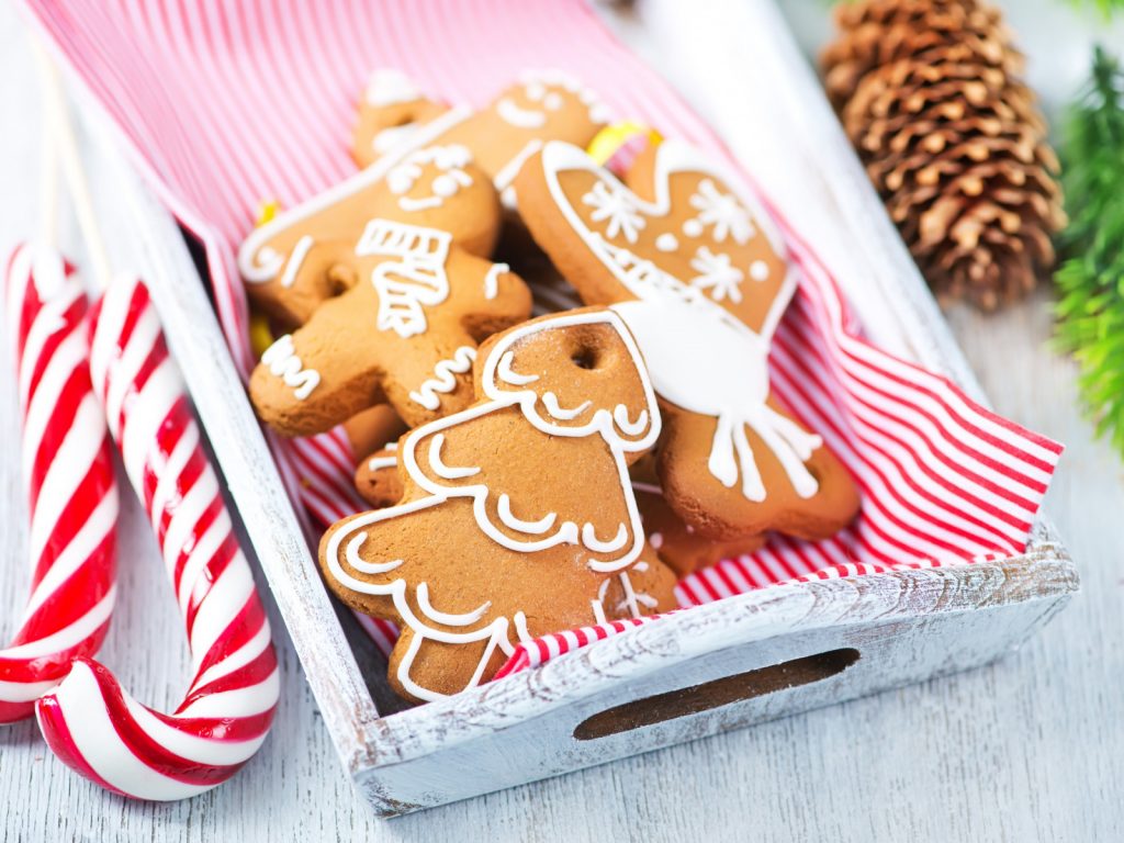 Новогоднее печенье (65 фото) Имбирное печенье. Расписные елки и снежинки